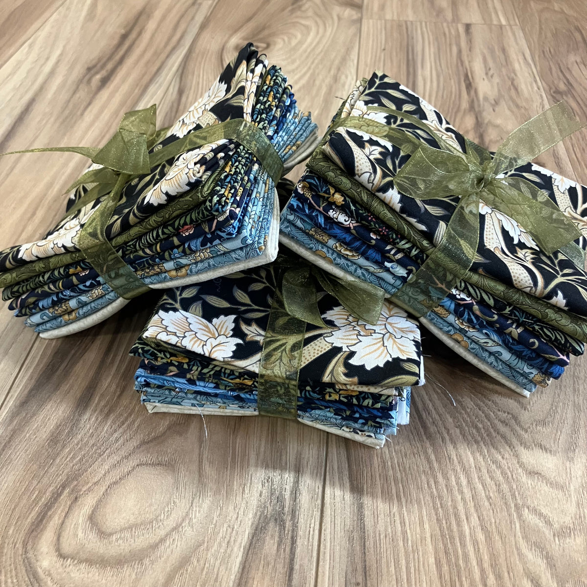 Morris Manor 8 Fat Quarter Bundle – Quilter's Cottage